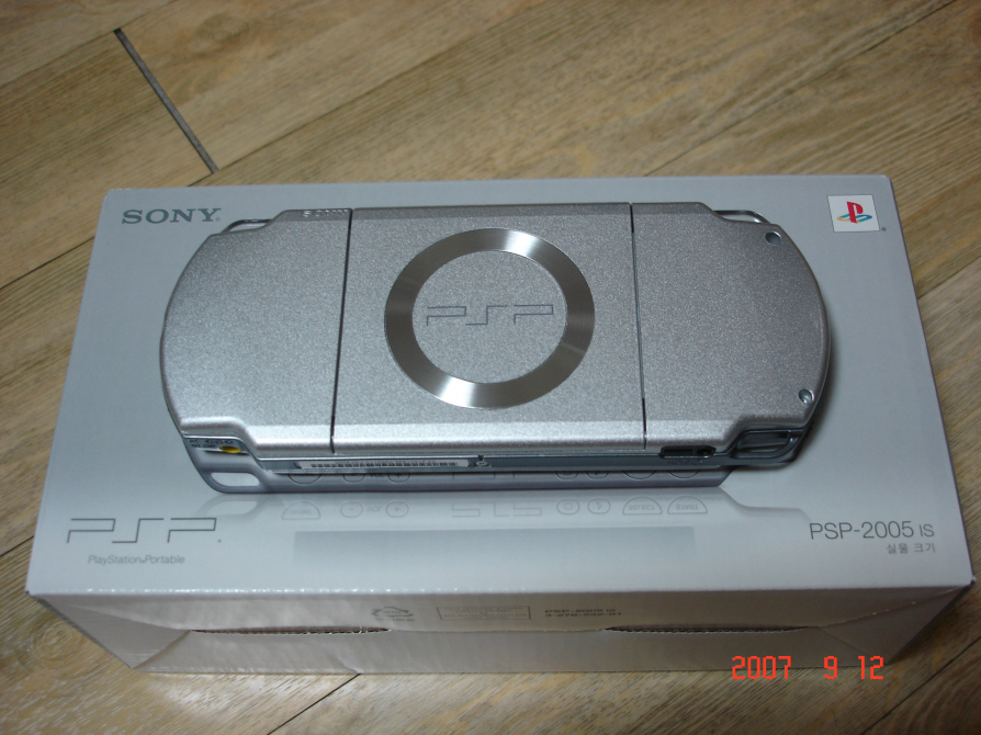 정식발매판 'PSP-2005 IS' (신형PSP아이스실버) 및 가족PSP | 오픈 케이스 갤러리