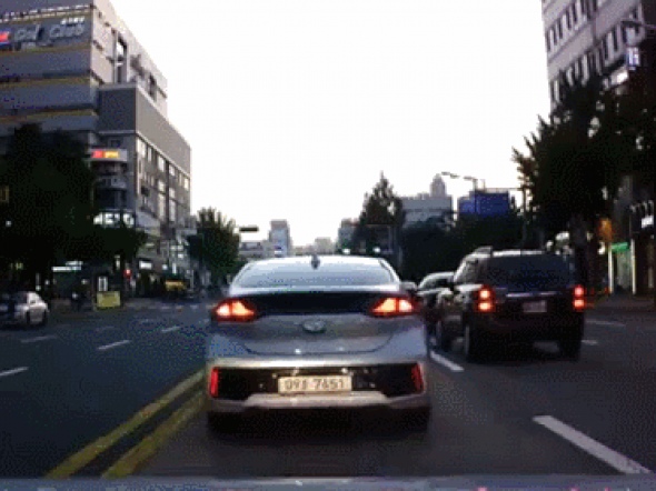Q: 이 짤에서 법규를 위반한 차량은 몇대인가? | 유머 게시판