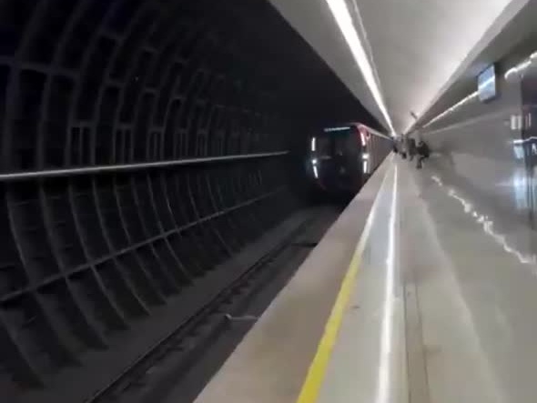 인생샷이 생긴 기관사.mp4 | 유머 게시판 | RULIWEB