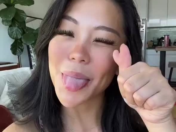 한 손에 엄지가 두 개인 누나.mp4 | 유머 게시판 | RULIWEB