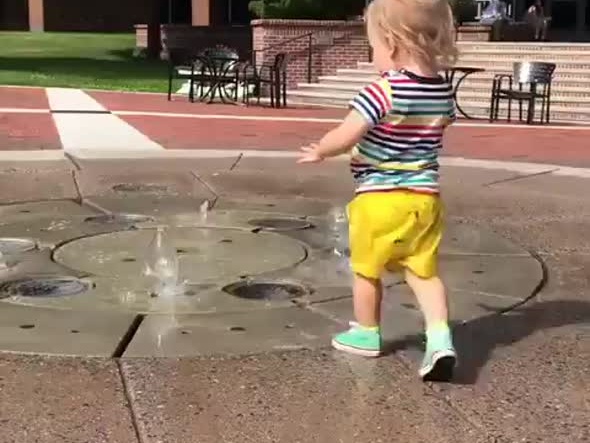 분수한테 농락당하는 아기.mp4 | 유머 게시판 | RULIWEB