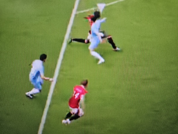 비에이라 다리 찢기 | e풋볼 2025 | RULIWEB